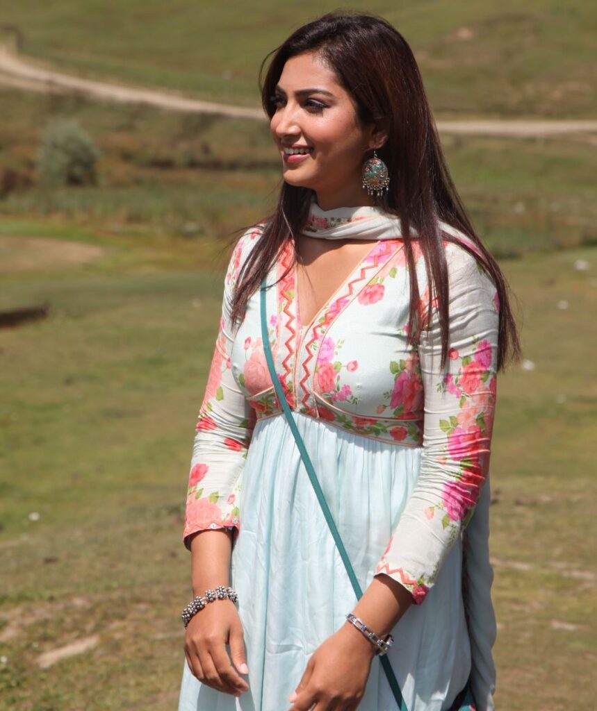 Isha Sharma to Essay Pashminna, A Girl from Kashmir and a believer of ...